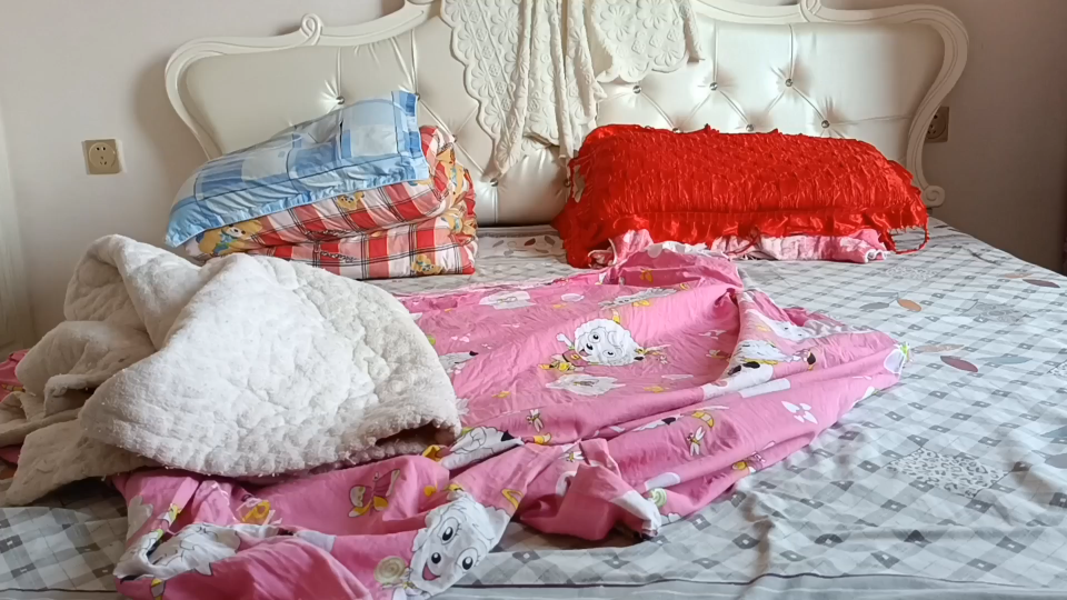 儿子幼儿园的被子拿回来洗的,洗好了要把口缝住,缝的不是很专业,不要...