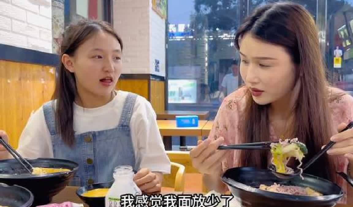 五胎孕妈嘴巴馋了去吃麻辣烫,4个孩子吃的贼香,老公瞬间变成打杂的,...
