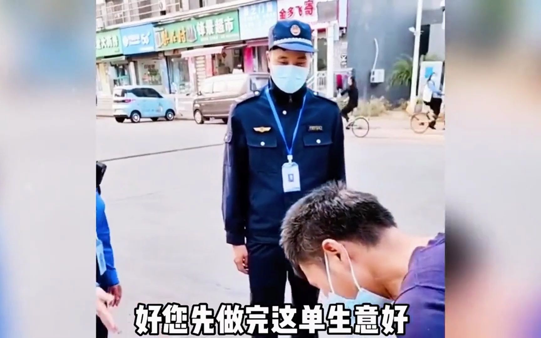 盘点城管的暖心温情执法,肩上有责心中有爱,每个举动都包含温馨