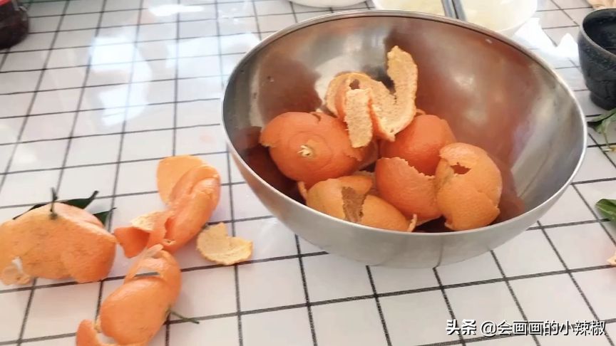 吃剩的桔子皮不要丢晒干变成陈皮泡茶煮汤,开胃健脾好多功效