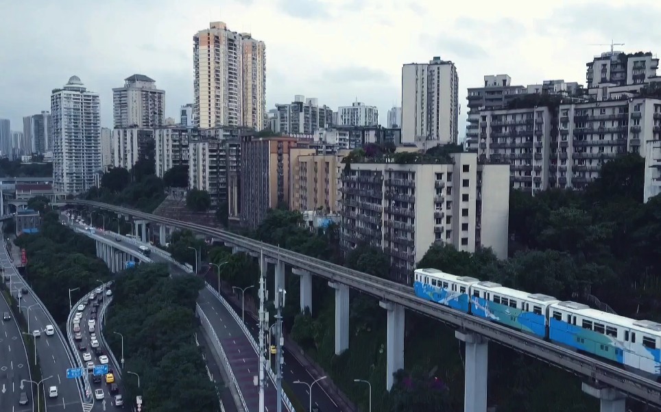 重庆标志性交通——轻轨又名单轨。