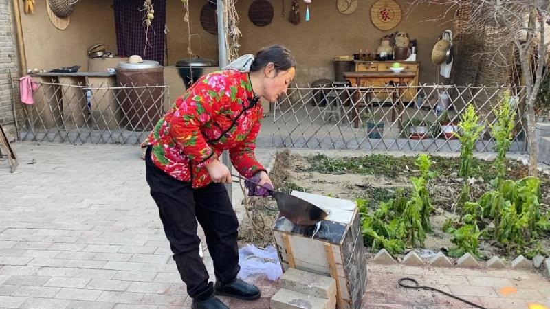 棉儿姐用传统翻砂工艺铸勺子,将1000度铝水倒入模具,成品太惊艳