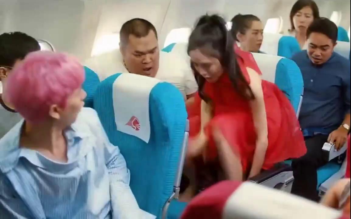 飞机上美女憋不住了