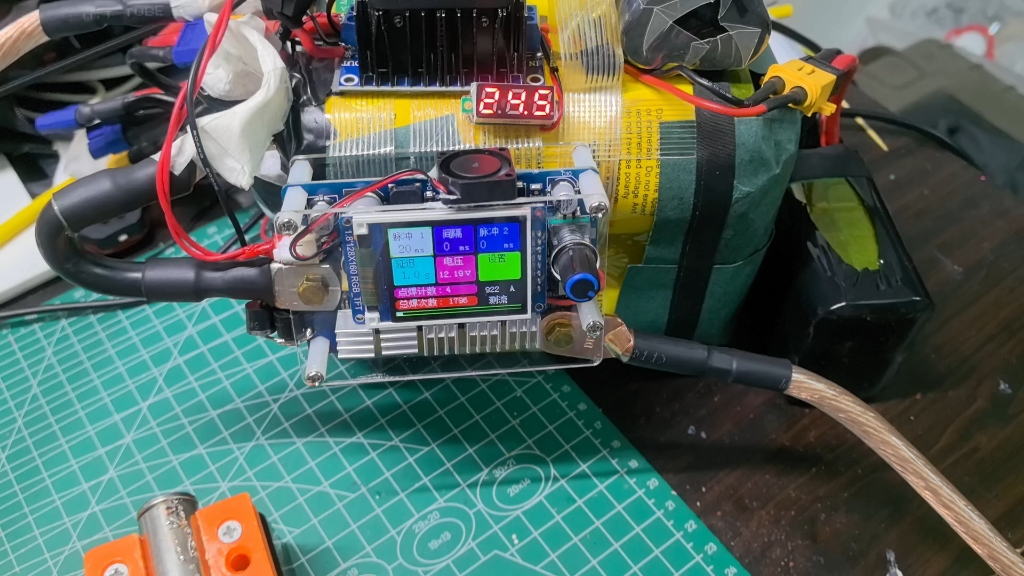 ...可以点0.15紫铜~电容8.3-8.6V之间(因为充电不是恒压恒流,电压有浮动)