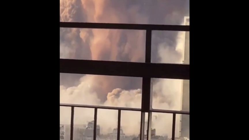 突发:黎巴嫩首都港口的烟花仓库爆炸,画面震撼ߙ�,愿平安