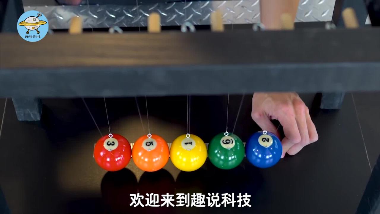 100个摆球组成的牛顿摆,能量还能守恒吗?3D动画下解释原理