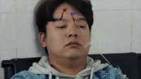 影视剧中打针的神操作:猪小明让见习护士当成试验品,扎针数次