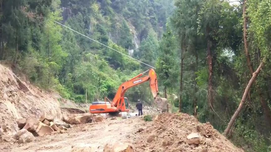 南充随拍:脱贫攻坚在行动,偏远山村修通致富路