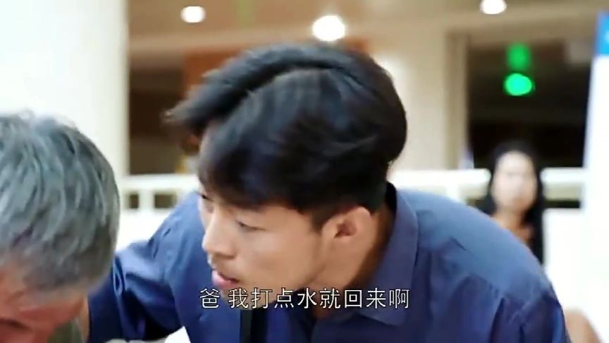 医生给病人做手术,病人家人在外等候