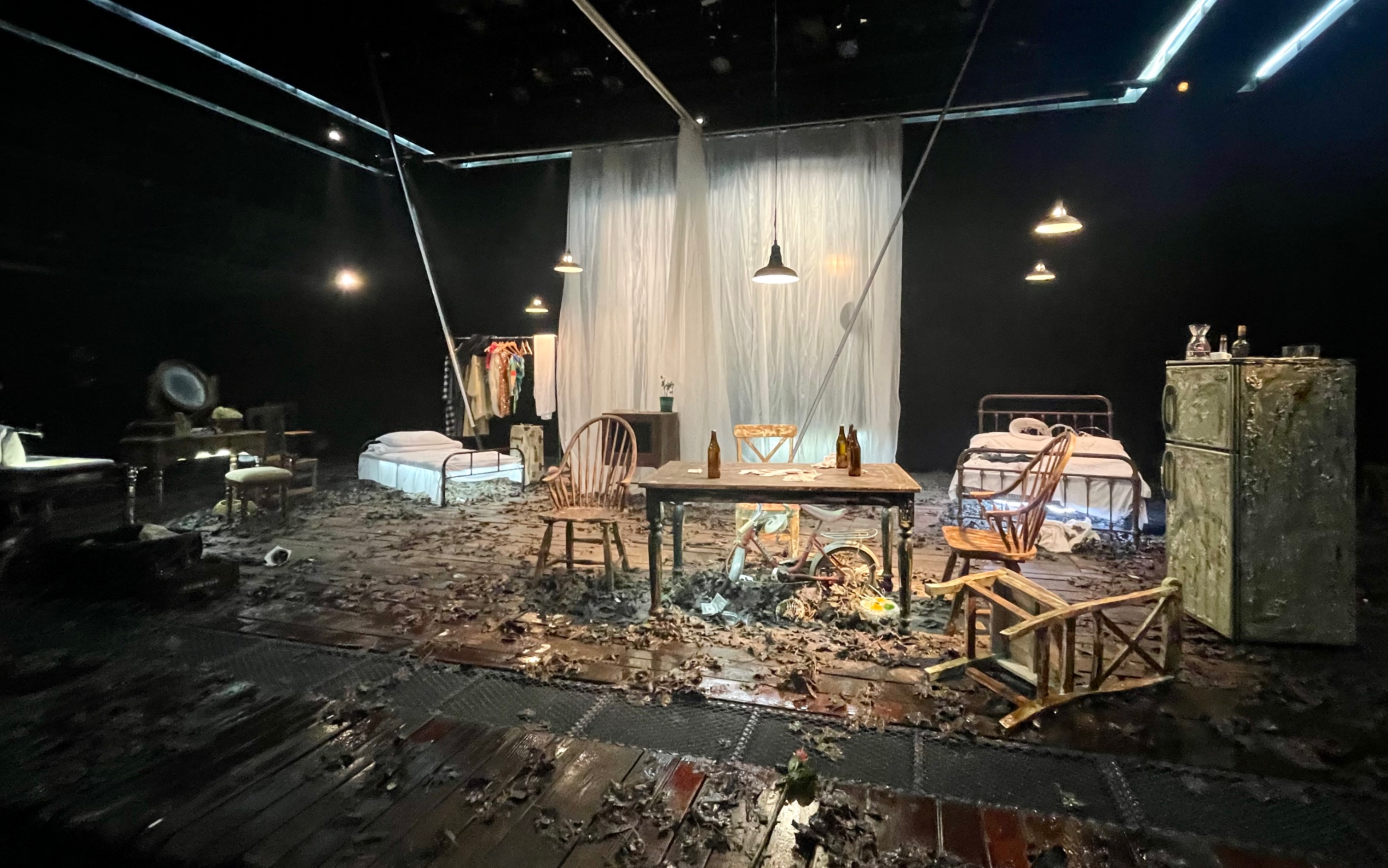 欲望号街车|舞台仿佛是菌菇类生物生长的天堂 人形蘑菇快乐剧