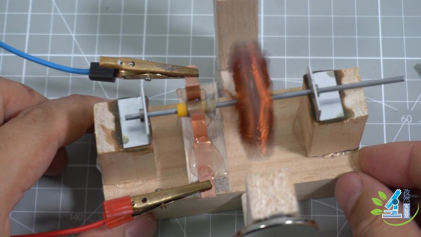 动手做个三线圈直流电动机,安装磁铁和电刷很关键,终于转起来了