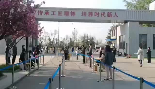 4月15日潍坊56处高中、27处中职毕业年级学生七万余学子重返校园。...