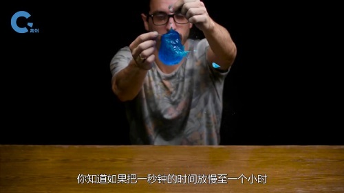 当把玻璃破碎的瞬间放慢会怎样?用2000帧镜头观看场面太壮观了!