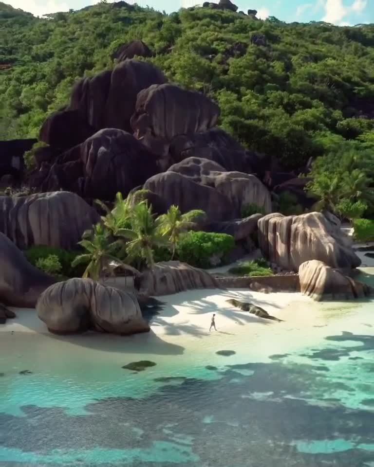 这个星球上最美的海滩之一拉迪格岛LaDigue是塞舌尔第四大有人居住...