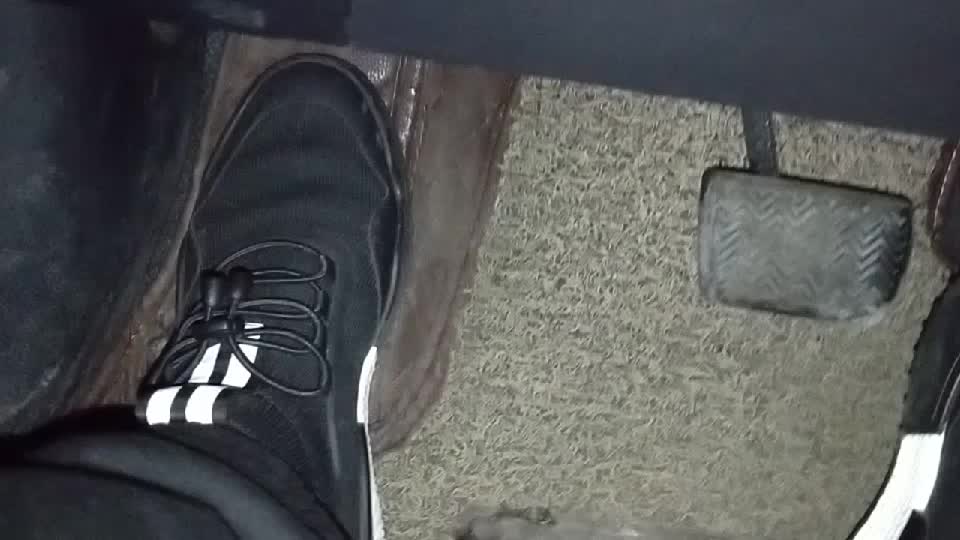 自动挡车单脚驾驶!左脚有放置的位置【来自懂车帝车友圈】