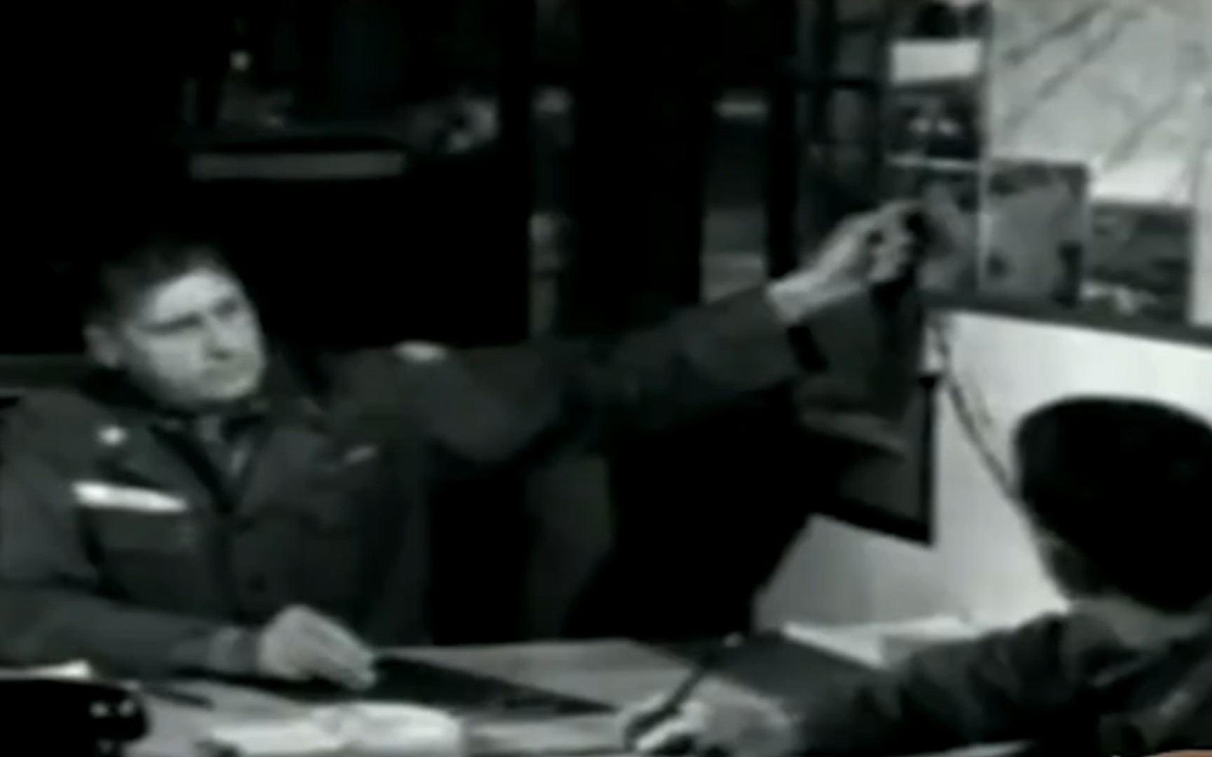 越南战争期间,美军准备突袭越军战俘营,临行前却突然出现了意外