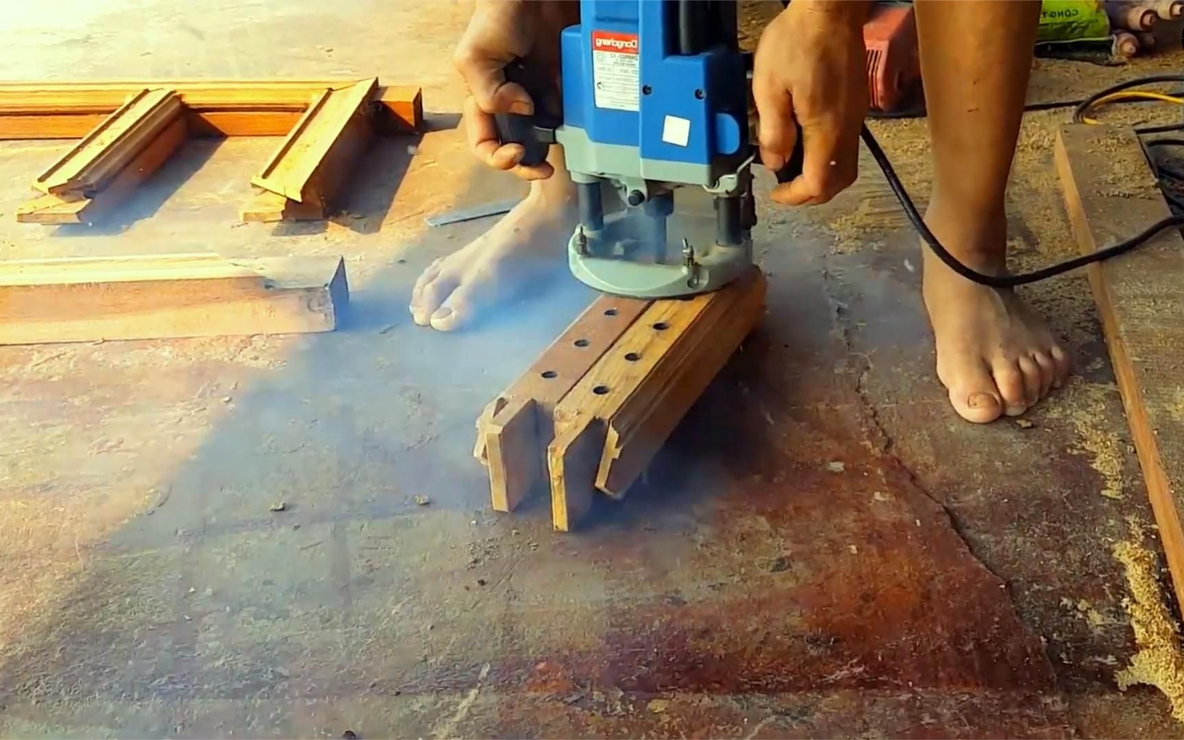 木工师傅制作木门,看这样子还不错,挺好看的