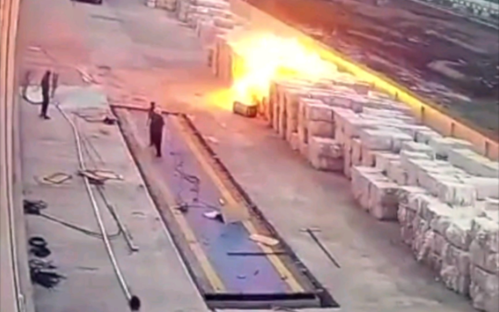 动火作业引燃熊熊大火,企业应严格落实危险作业审批