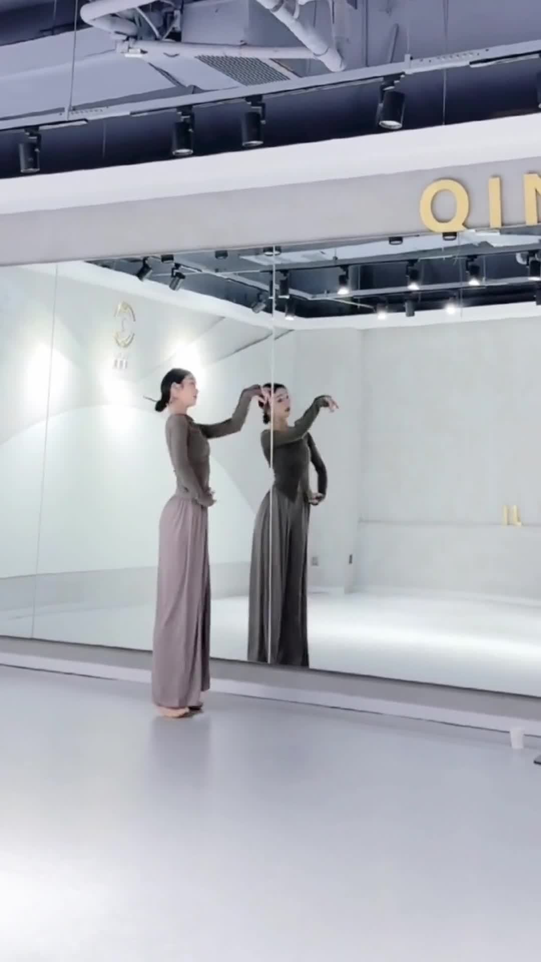 教程来啦~#伯虎说 #背面慢动作分解 #镜面舞蹈教程 #古典舞 #翻跳