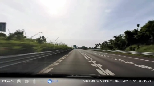 高速快车道电动车逆行文明驾驶安全出行开车的朋友们注意安全行车...