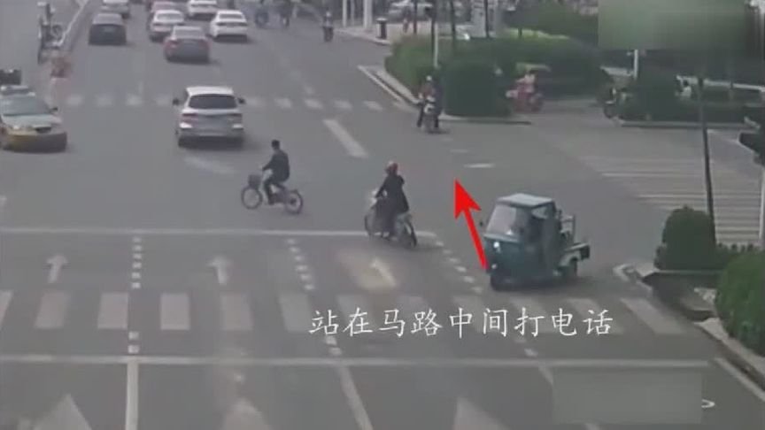 监控拍下电动车被撞前一幕,才知道他有多可恨!