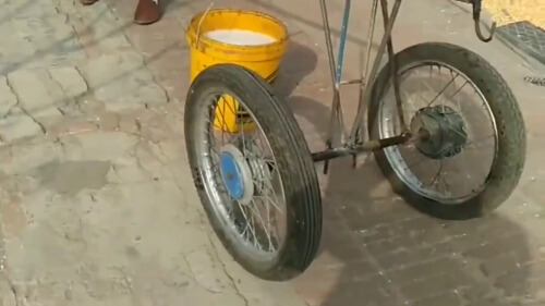 河南农民改造的小推车,一天推几百桶都不累!