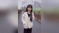 广东汕头景区栏杆仿木栏杆图片,艺高景观仿木水泥栏杆在美女的衬托...
