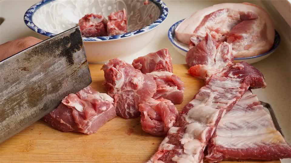 猪肉炖排骨,切记不要放水和啤酒,教你一招