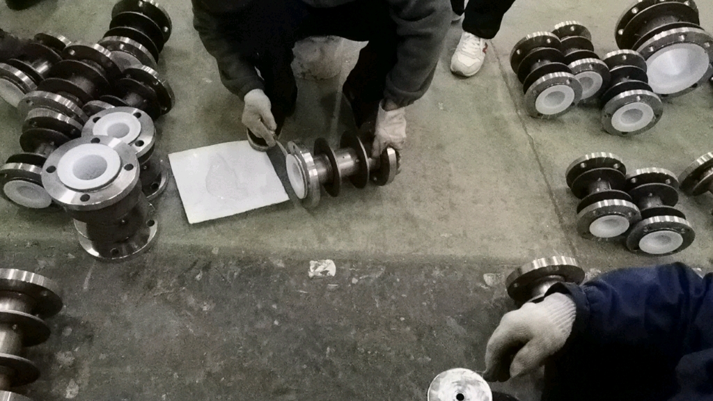 电磁流量计衬四氟过程,做到你用放心,我们操作的小心!欢迎前来咨询!