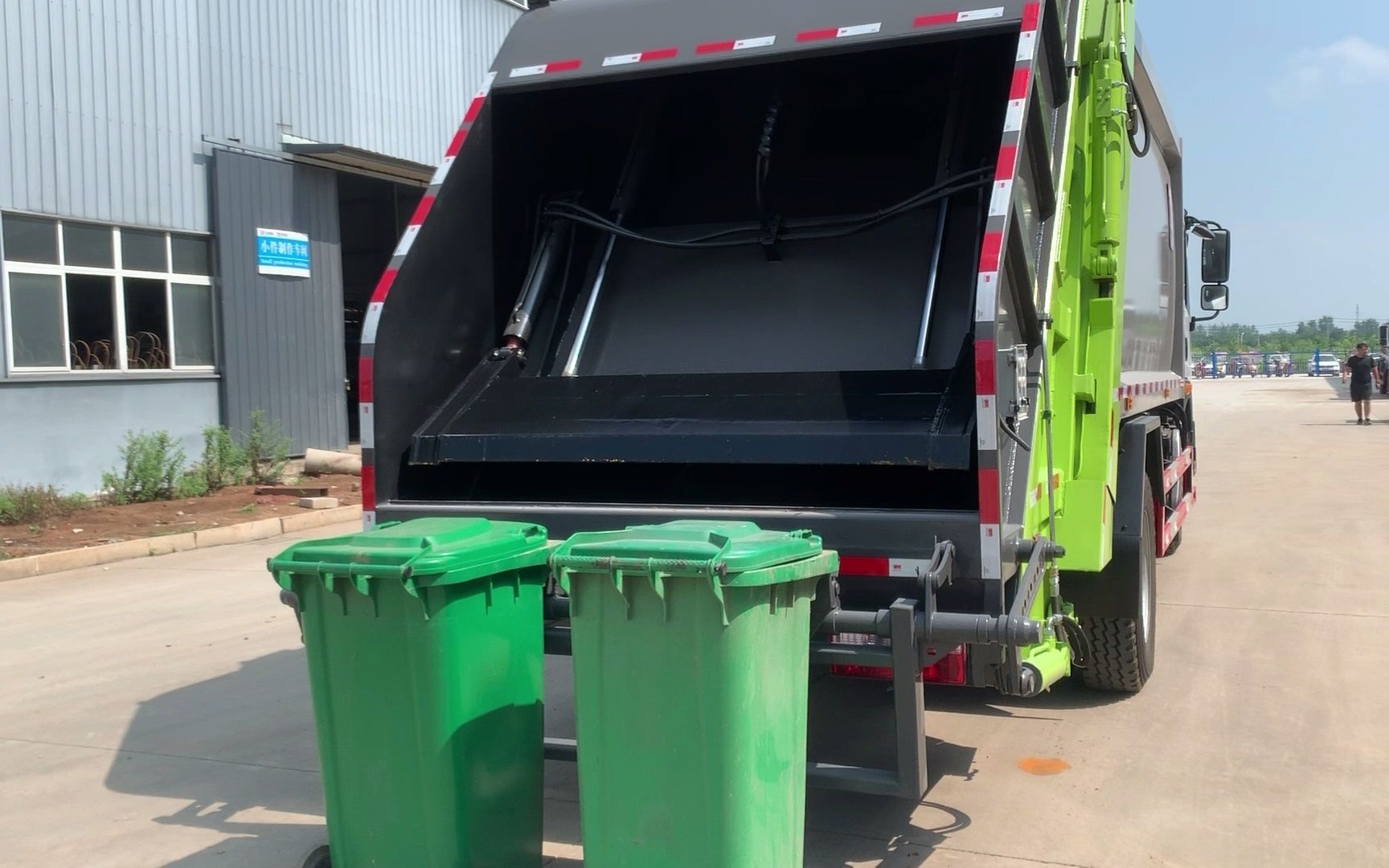 压缩垃圾车挂240升垃圾桶收集垃圾
