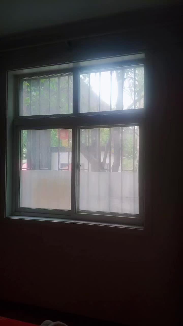 这种老窗户不隔音,到底是拆换还是加装很纠结,设计师到现场一分析。...