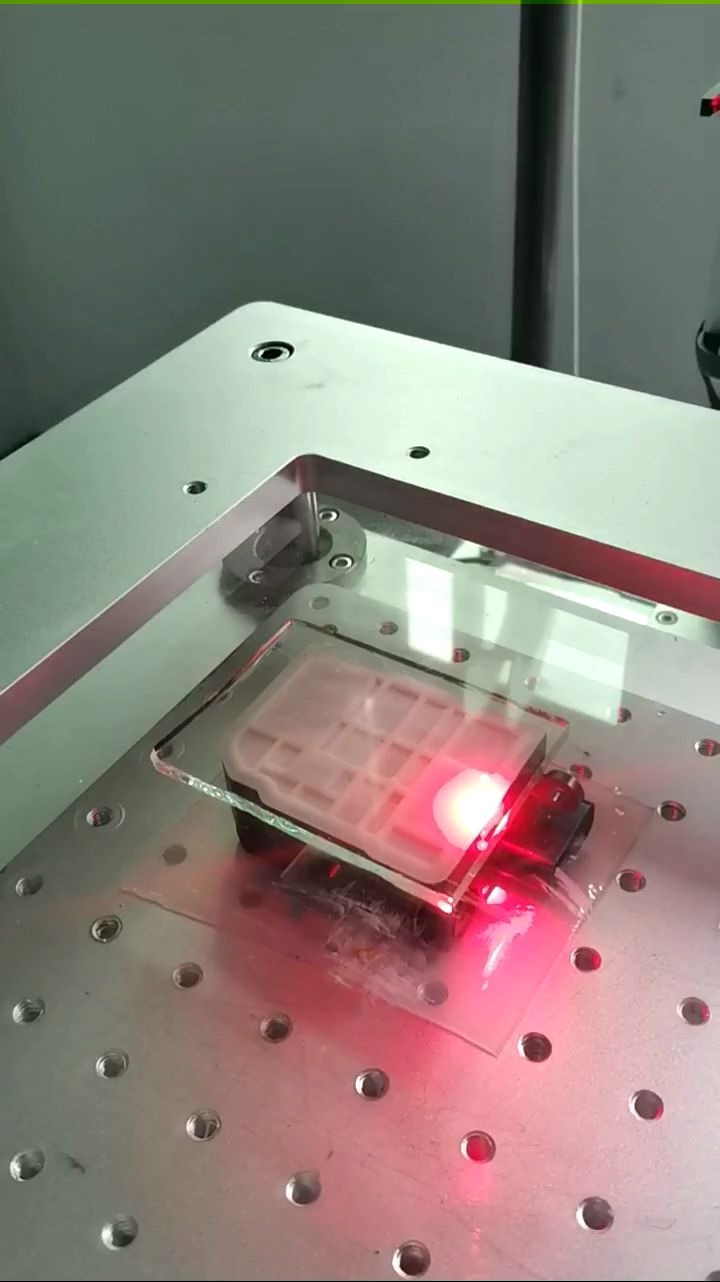 盈合塑料激光焊机焊接视频,简单工序使产品品牌提升质的飞跃