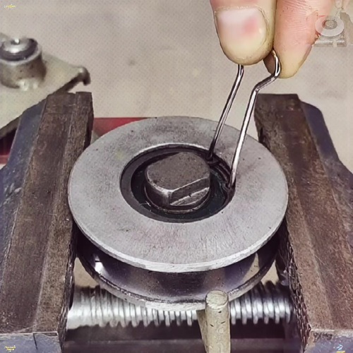 工具不足时,她机智应对卡簧难题,反转致胜令人惊喜