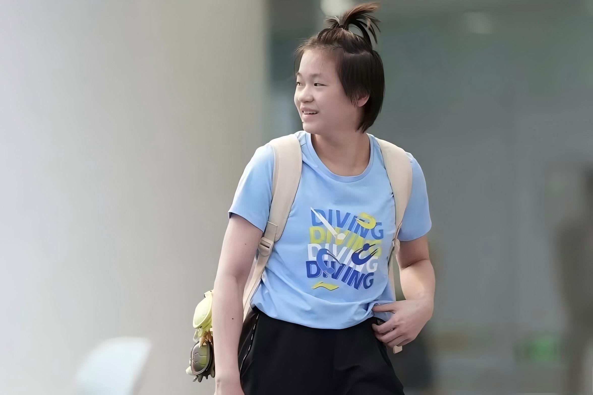 全红婵回老家摘荔枝!妹妹抱着她的腿不放,与家人团聚满脸开心