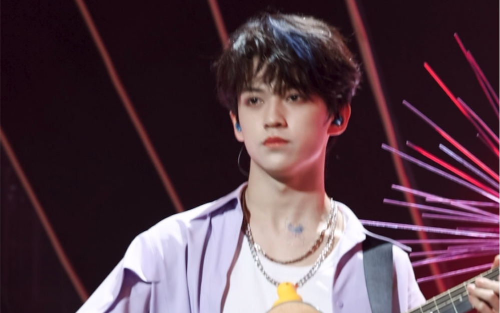 艺术节的白月光学长,07年养成系小爱豆陈天润乐队舞台木吉他solo