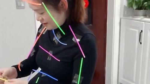 把荧光棒贴在身上,关掉灯你会发现不一样的世界,简直不要太神奇!