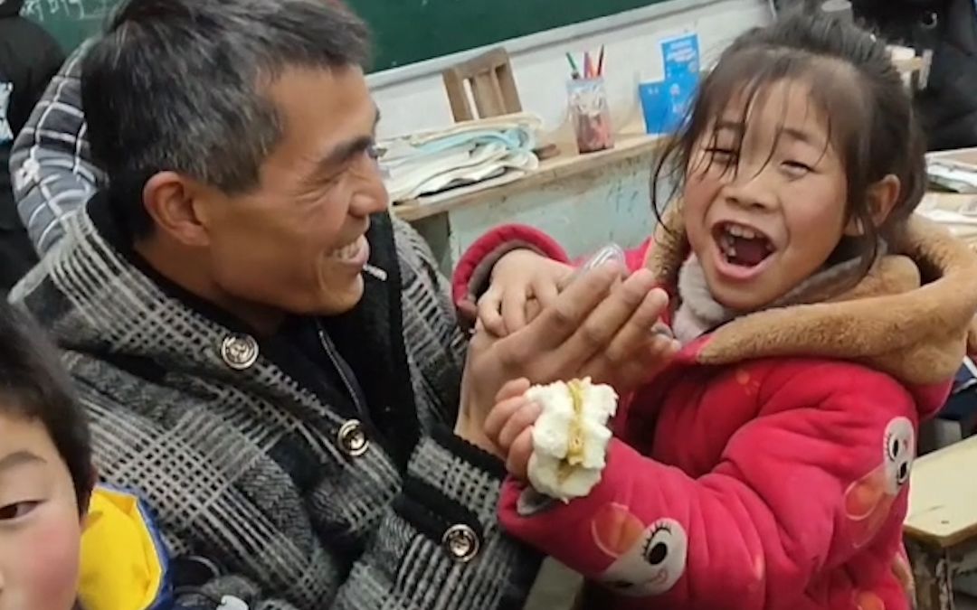 39岁校长头发花白与学生同吃住处成朋友:90%是留守儿童 需要感情陪伴