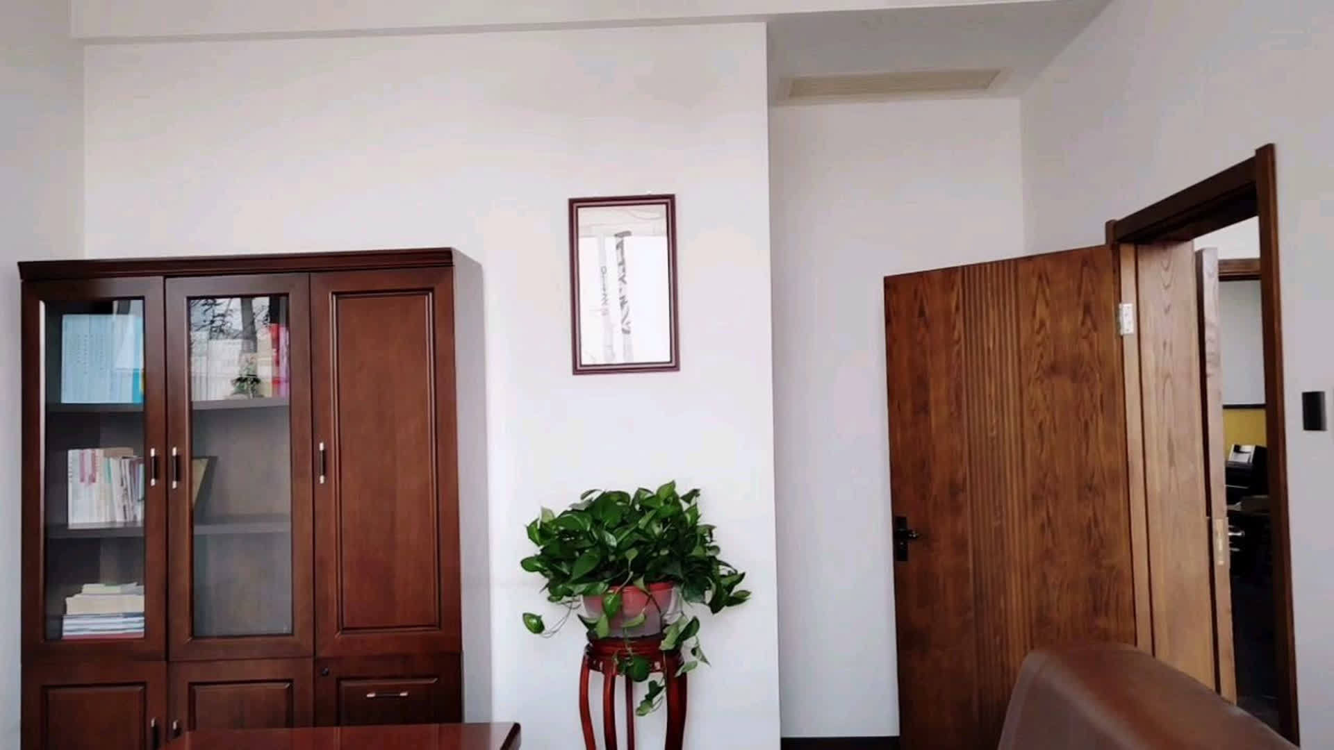 简单的装修配别致的实木家具高端大气上档次,办公室就应该这样装
