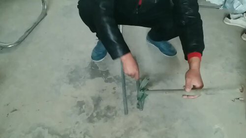 JDG管弯90度,很多新手电工做完以后穿线特别困难,老电工教你做