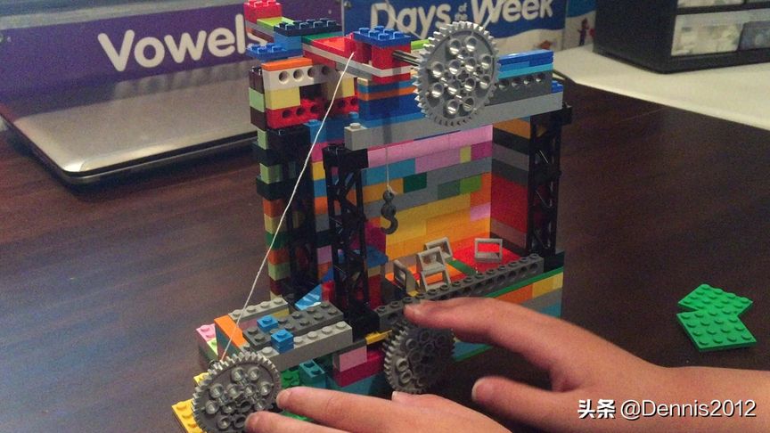 Lego Claw Machine 乐高抓娃娃机。利用齿轮实现上下,左右移动。