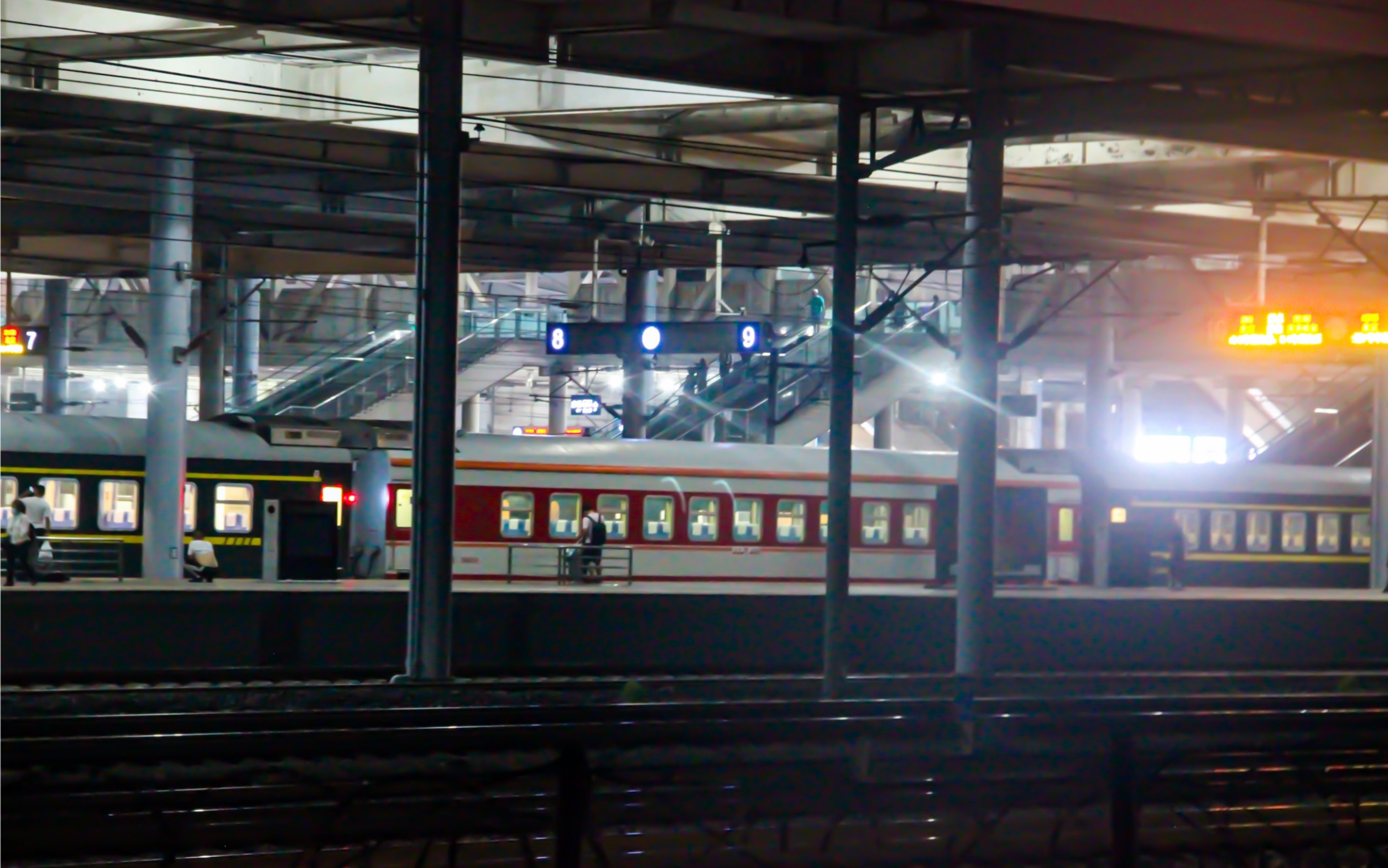 ...z83次列车进秦皇岛站,本务df11g-0019/0020偶遇隔壁站台k7728原色...
