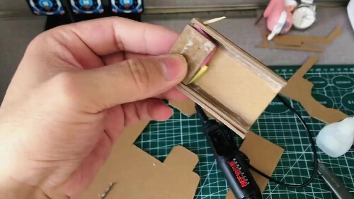 两款纸板玩具模型弹夹弹簧制作方法你觉得哪种好用呢!