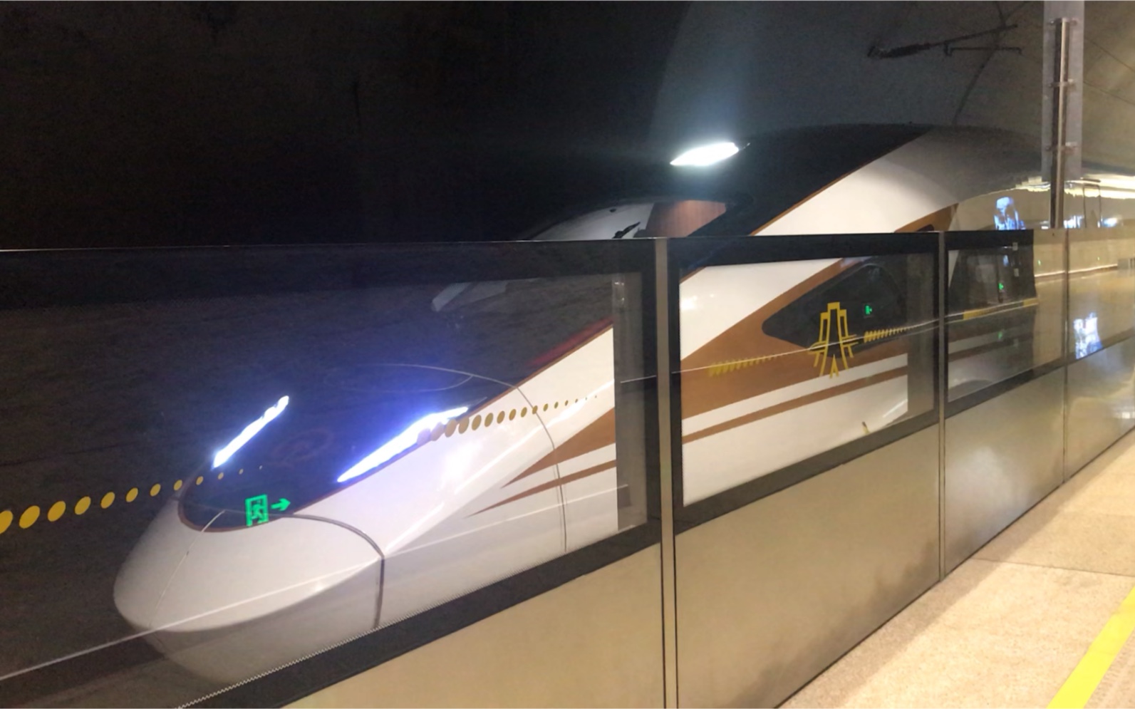 【中国华服日运转系列】CR400BF-C智能动车组八达岭长城出站 ...