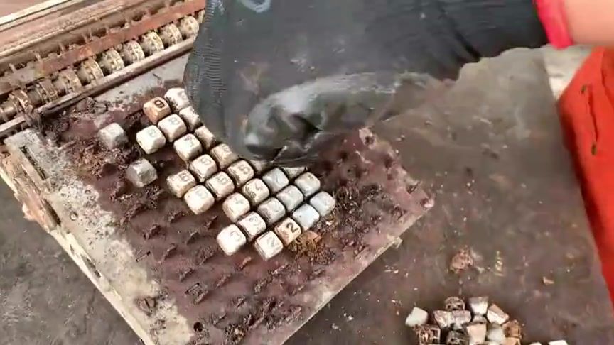 捡到一台60年代的计算器,拆开看看,内部复杂的结构让人大开眼界