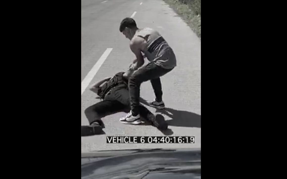 警察在抓捕罪犯时被口香糖卡住气道,看看犯罪嫌疑人是怎么做的