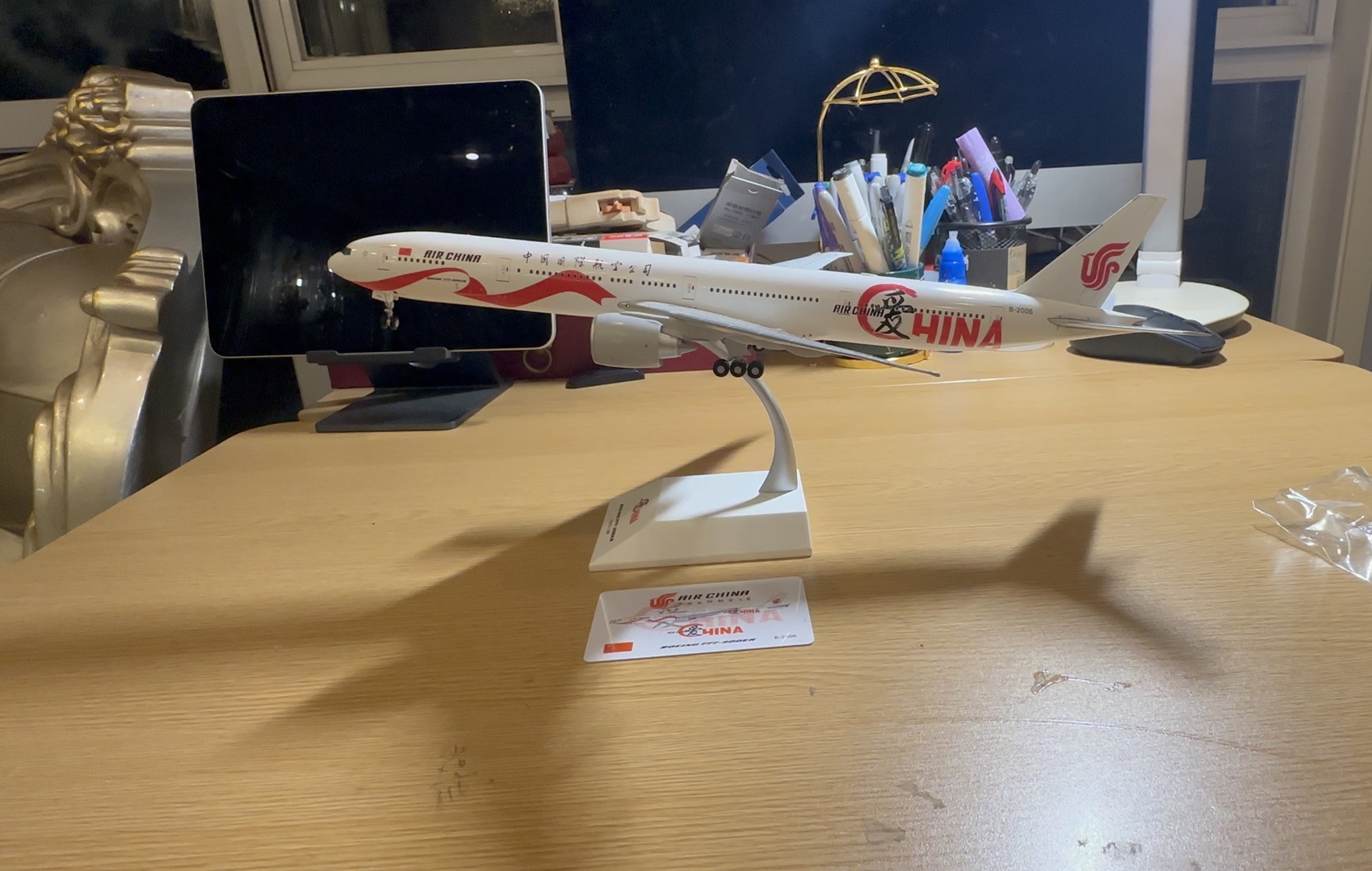 开箱1:200全球限量 国航波音777-300ER爱中国彩绘飞机模型(带卡)