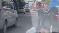 爆蕉头条 第20180710集 两男子互相推搡中年男子被殴打在地