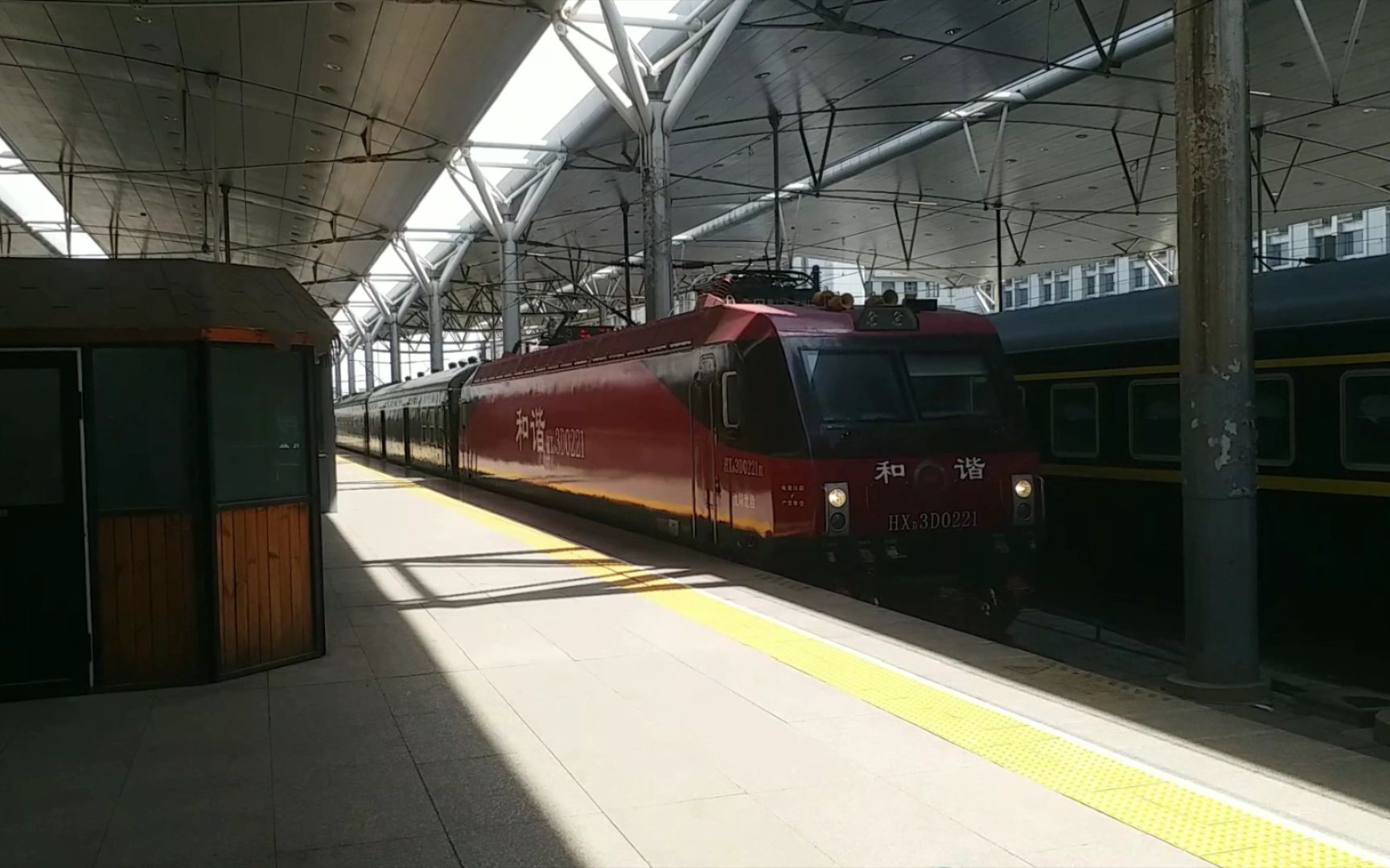 哈昆神车K728次到达天津站,列车进4站台15道