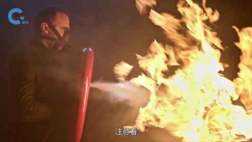 国外建筑师发明盾牌灭火器,边灭火边保护自己