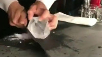 日本调酒师用刀手动把冰切圆,这技术太牛了!